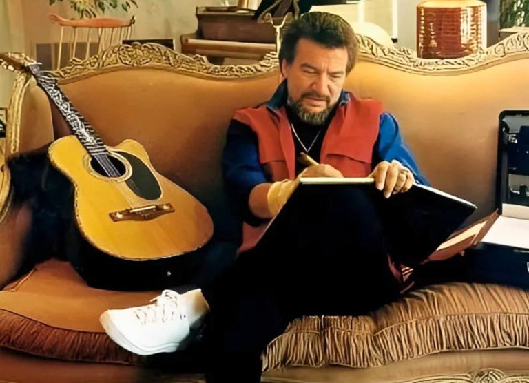 This Powerful Image Of Waylon Jennings Offers A Rare Glimpse Into The ...